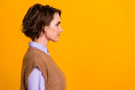 매력적인 젊은 여자 프로필 모습의 사진 초상화 빈 공간을 입은 복고풍 사무실 옷 노란색 배경 절연 25 29세에 대한 스톡 사진 및 기타 이미지 Istock