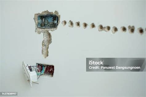 석고 아래의 전기 배선 콘크리트에 소켓을위한 숨겨진 설치 케이블 주택 및 아파트 개념의 개조 수리 및 개발 0명에 대한 스톡 사진 및 기타 이미지 Istock