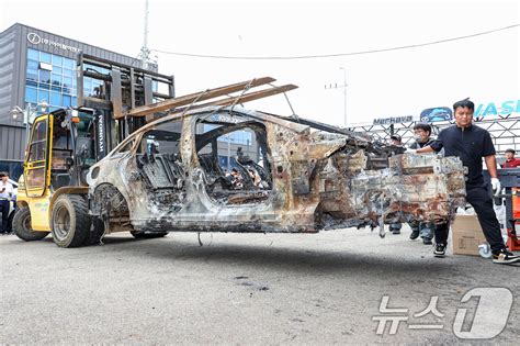 지게차로 들어올린 인천 지하주차장 화재 전기차 뉴스1