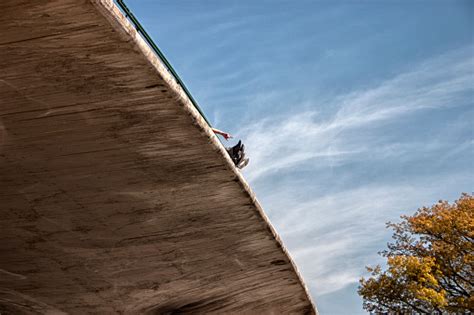 높은 콘크리트 고속도로의 하단 보기 고가도로 콘크리트 도로 0명에 대한 스톡 사진 및 기타 이미지 0명 건축 고속도로 Istock