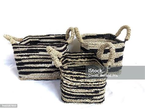 제품 사진을 위해 흰색 배경에 Pandanus 냄새 또는 향기로운 스크류 파인으로 만든 손잡이가 있는 여러 가지 빛깔의 사각형 바구니 짜기 0명에 대한 스톡 사진 및 기타