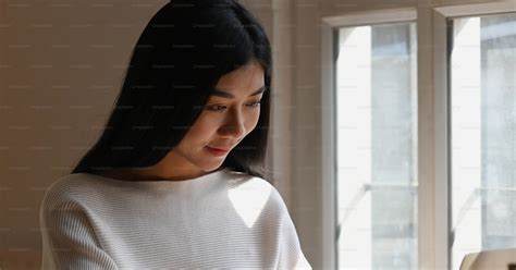 초상화는 도서관 테이블에서 노트북 컴퓨터를 사용하여 아시아 여성을 촬영했습니다 사진 Unsplash의 테이블 이미지