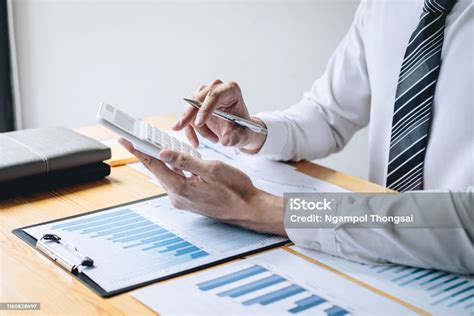 지출 재무 연간 재무 보고서 대차대조표 명세서 를 분석하고 계산하는 사업가 회계사 및 문서 그래프 및 다이어그램 분석 재무 작성