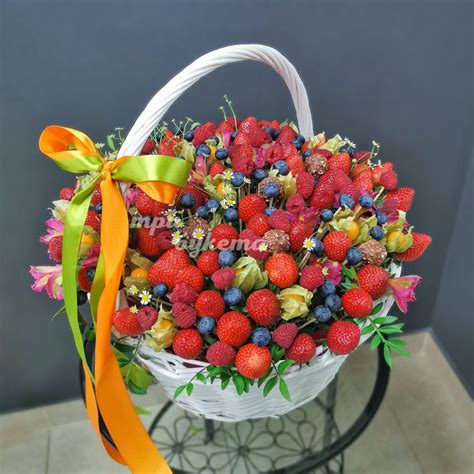 Корзина ягод цветов и конфет Клубника Ягоды Букет