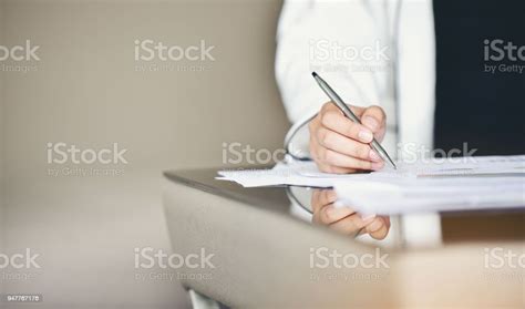 펜을 들고 사업가의 손은 분석 비즈니스 플래너 이익 및 비즈니스 지속 가능성의 안정성 개념에 대한 스톡 사진 및 기타 이미지