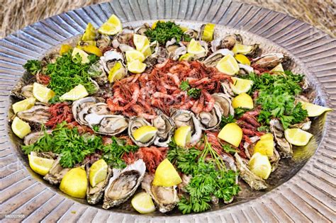 새우와 굴 파 슬 리와 신선한 레몬선택적 초점 Garnished 접시에 생선 특선 갑각류에 대한 스톡 사진 및 기타 이미지 갑각류 건강한 생활방식 건강한 식생활