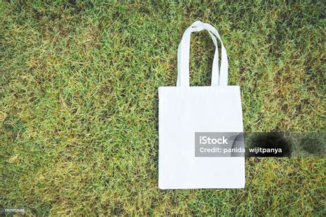 화이트 토트 캔버스 패브릭 에코 가방 천 쇼핑 자루 녹색 잔디 배경 제로 폐기물 사용 적은 플라스틱 말 플라스틱 가방 오염 문제 0에 대한 스톡 사진 및 기타 이미지