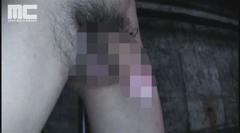 手足を鎖で完全に拘束された巨根くんの背後 アダルト動画 Duga