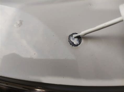 Убираю ржавый скол на кузове с помощью секундного клея без следов Быстрый ремонт своими руками