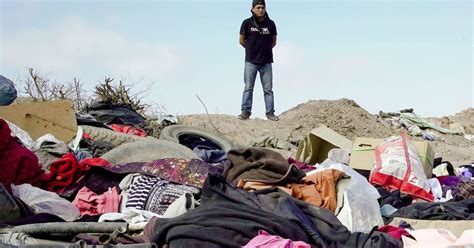 La Grande D Charge Des Montagnes De V Tements Dans L Atacama En