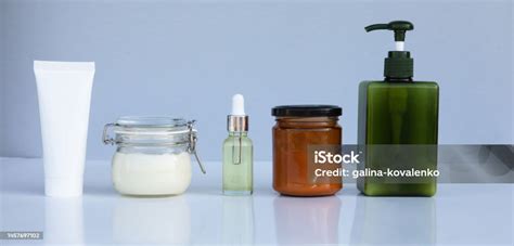 건강하고 빛나는 피부를 위한 스킨케어 루틴의 화장품 세트 크림 분말 또는 젤 스크럽 마사지 양초를 위한 빈 화장품 용기 모형 0명에 대한 스톡 사진 및 기타 이미지 Istock