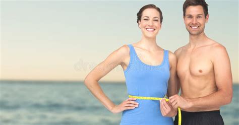 Messendes Gewicht Der Paare Mit Messendem Band Auf Taille Auf Sommer Setzen Auf Den Strand