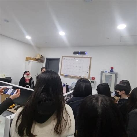 제천시청소년꿈뜨락 떠나는 선생님과 인사하기 위해 모인 이쁜이들😢😢 헤어짐이 아쉬워 편지도 쓰고 사진도