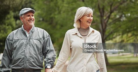 은퇴 행복 및 웰빙을 위해 공원에서 노부부와 미소 사랑 손을 잡습니다 파트너 결혼과 평화를 함께 걷는 선배 남녀와의 지원 데이트 로맨스 2명에 대한 스톡 사진 및 기타