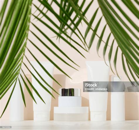 베이지 색 배경에 화장품항아리 병 및 빈 흰색 플라스틱 튜브 크림 젤 세럼 광고 및 제품 홍보를 위한 포장 모의 0명에 대한