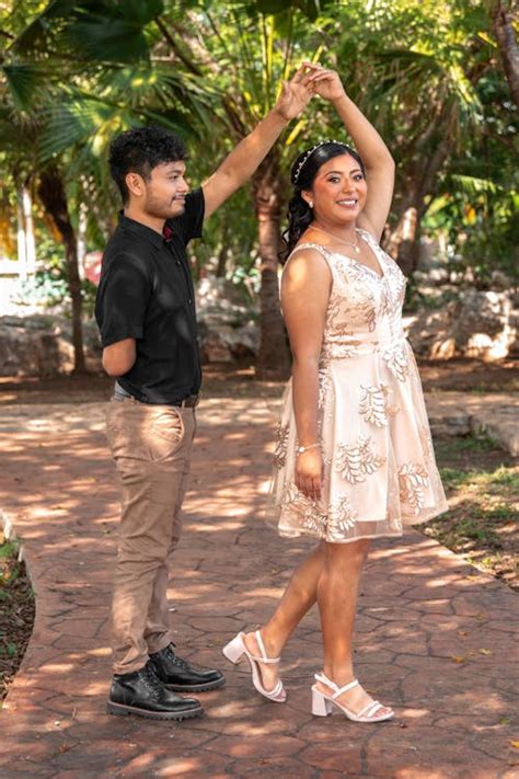 걱정 없는 금발 기쁨 꽃 꽃다발 꽃무늬 꽃이 피는 낭만적인 녹지 농촌의 다시 드레스를 엽니 다 댄스 뒷모습