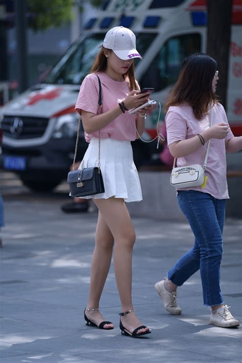 엄선된 거리 사진 플리츠 스커트를 입은 곧은 다리의 아름다운 여성들 V2ph