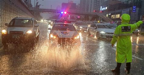 부산 집중호우에 맨홀 역류