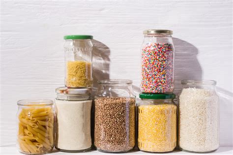 유리 항아리에 곡물 파스타와 사탕의 다양한 제로 폐기물 저장 개념 낮은 폐기물 라이프 스타일에 부엌에서 식품 저장 곡초류에 대한