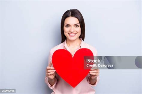 몸짓 큰 종이 판지 레드 심장 회색 배경에 고립 된 카메라를 보고 하는 데 사랑 스러운 달콤한 명랑 긍정적인 좋은 여자의 초상화 미소에 대한 스톡 사진 및 기타 이미지