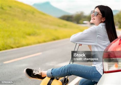 여행지에 휴가 여행자 교통 차량 사람들 라이프 스타일에 여름 휴가 도로 여행에서 산 길과 거리에서 가방 오픈 해치백 자동차와 여자 여행의 자동차 여행 여행 주제에 대한 스톡