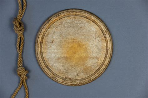 둥근 나무 커팅 보드와 회색 배경에 대한 배의 로프 빈 오래된 커팅 보드 간단한 매듭을 묶은 더블 황마 로프 상단 보기 0명에 대한 스톡 사진 및 기타 이미지 Istock