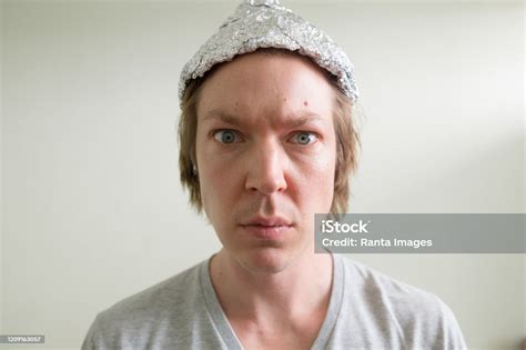 방 안에 주석 호일 모자를 쓰고있는 젊은 남자의 얼굴 30 34세에 대한 스톡 사진 및 기타 이미지 30 34세 가정의 방 금발 머리 Istock