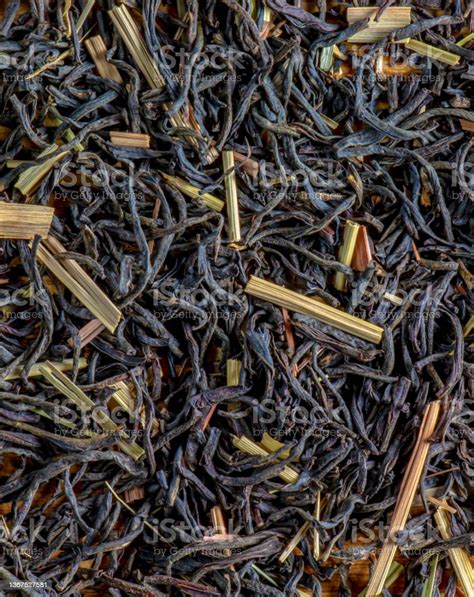 레몬 잔디와 향기로운 홍차 잎의 배경 홍차의 건조한 질감 루이보스 차에 대한 스톡 사진 및 기타 이미지 루이보스 차 0명 갈색 Istock