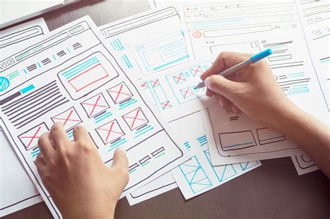 웹 사이트 디자이너 크리에이티브 계획 응용 프로그램 개발자 개발 초안 스케치 그림 템플릿 레이아웃 프레임 워크 와이어 프레임