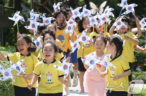 광복절 맞아 직접 만든 태극기 바람개비 뉴스1