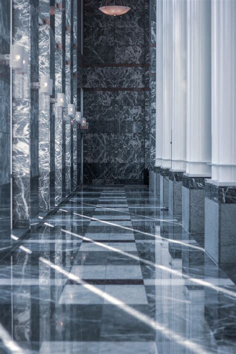 기둥 근처 대리석 타일 · 무료 스톡 사진