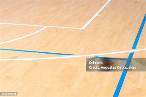 나무 바닥 농구 배드민턴 풋살 핸드볼 배구 축구 축구 코트 나무 바닥 실내 체육관 코트에 파란색과 흰색 라인을 표시하는 스포츠 홀의 나무 바닥 바닥재에 대한 스톡 사진 및