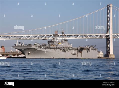 Wasp Class Amphibious Assault Ship Uss Bonhomme Richard Lhd 6 Docked