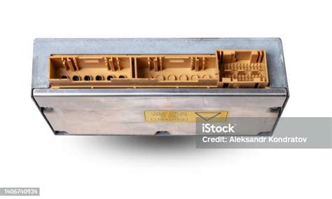 흰색 고립 된 배경에 금속 요소가있는 플라스틱 자동차 엔진 제어 장치는 다양한 하위 시스템 장치 및 어셈블리의 연결 중심입니다 순간의 상태를 모니터링합니다 예비 부품 0명에