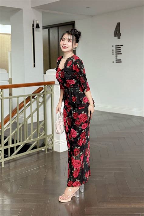 Chic 🌹အရောင်စိုစိုအပွင့်ဆင်‌‌ လှလှလေးတွေကကြွရွပြီးဝတ်လိုက်ရင် ထည်ထည်ဝ