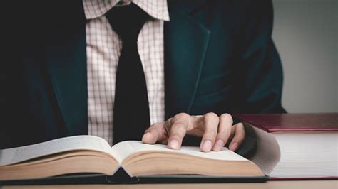 판사 망치와 정의 변호사 소송을 제기 한 사업가 또는 문서 작업을하는 변호사 법률 법률 법정 변호사 기소 법률 고문 소송 형사 조사 조언 및 정의 개념 개념에 대한 스톡