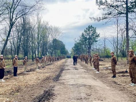 ЗапорожьЕ Запоріжжі висадили дуби замість памятників Парк Честі на згадку про загиблих