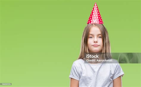 얼굴에 심각한 표정으로 격리 된 배경 위에 생일 모자를 쓰고 젊은 아름 다운 소녀 간단 하 고 카메라를 보고 자연 결심에 대한 스톡 사진 및 기타 이미지 Istock