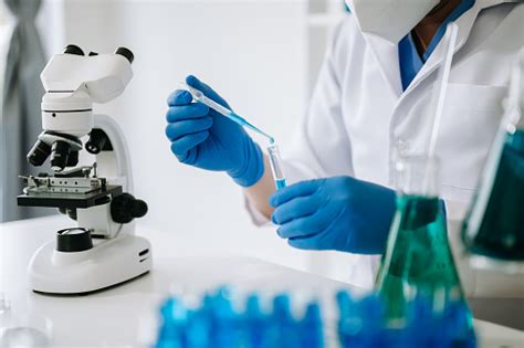 화학 실험실에서 화학 액체를 혼합하는 과학자 화학 실험실에서 일하는 연구원 약국에 대한 스톡 사진 및 기타 이미지 약국