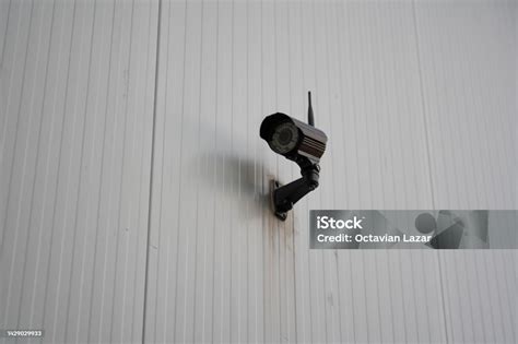 Kamera Cctv Pengintai Dipasang Di Dinding Luar Sebuah Bangunan Bidikan