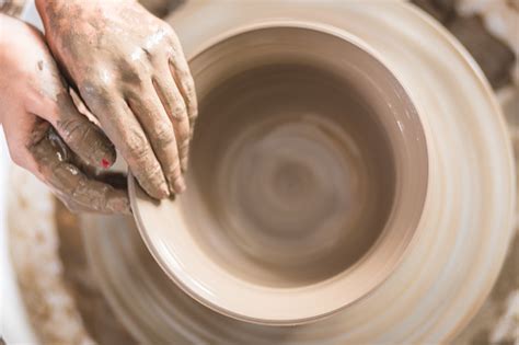 근접 한 여성 손이 예술 스튜디오에서 도자기 바퀴에 도자기 만들기 여자에 대한 스톡 사진 및 기타 이미지 여자 여자만