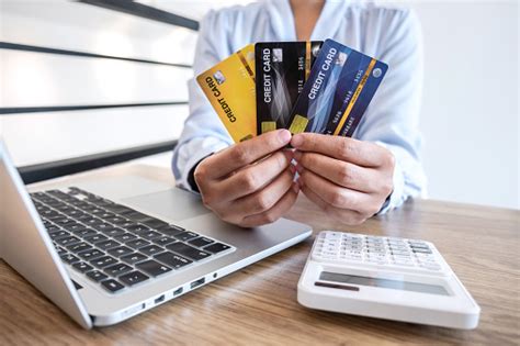 노트북을 사용 하 여 비즈니스 를 사용 하 여 신용 카드를 들고 세부 정보 페이지 디스플레이 온라인 쇼핑 구매 및 카드 정보를 입력 하는 항목 보안 코드 구매에 대한 스톡