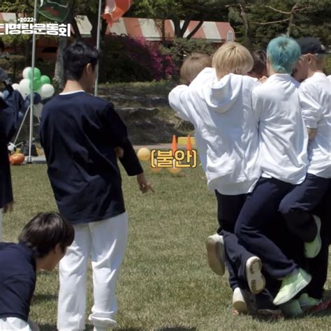 저화질의 런쥔 On Twitter 아수라장 난리통에도 상대팀 발 나왔다고 조용하게 어필중인 새우깡 손가락ㅋㅋㅋㅋㅋㅋㅋㅋㅋㅋ 9sy1rsgecj