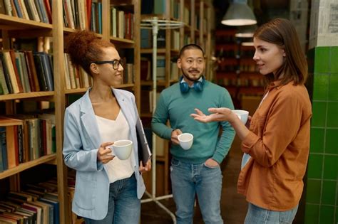 Zr Nicowany Zesp Biznesowy Miej Cy Si Weso O W Biurze Coworkingowym Pomy Lni M Odzi