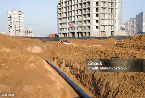 건설 현장에 외부 하수 시스템을 배치하기위한 트렌치플라스틱 하수도 파이프 다층 건물을 위한 위생 배수 시스템 민간 인프라 파이프