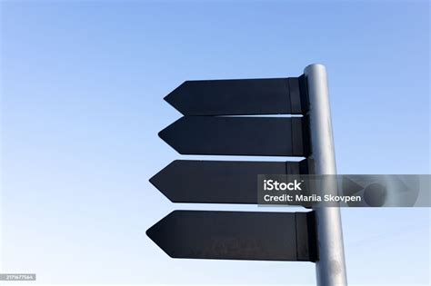 복사 공간이 있는 도시의 빈 검은색 표지판입니다 푸른 하늘 배경에 푯말 자신의 텍스트를 배치하십시오 0명에 대한 스톡 사진 및 기타 이미지 Istock