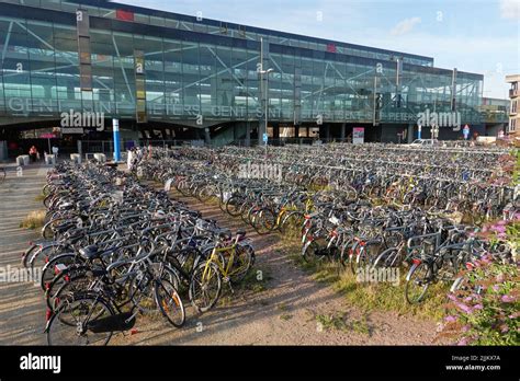 Gent Fahrradparkplatz Am Bahnhof St Pieters Ghent Bicycle Parking