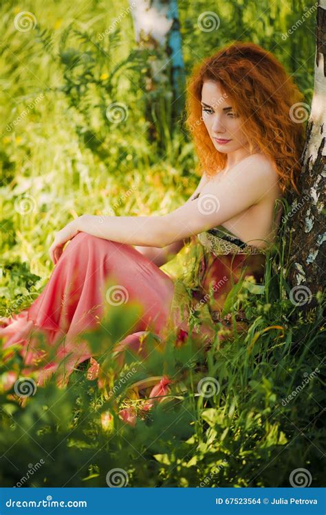 Femme S asseyant Dans L herbe Photo stock Image du près détente