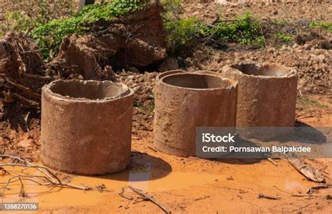 잔디에 오래된 깨진 콘크리트 시멘트 파이프 오래된 콘크리트 파이프 금이 악화 하수 파이프왼쪽 또는 땅에 배치됩니다 0명에 대한 스톡 사진 및 기타 이미지 Istock