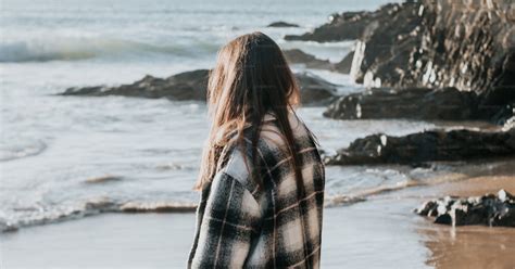 바다 옆 해변에 서 있는 여자 사진 Unsplash의 해변에 여자 이미지